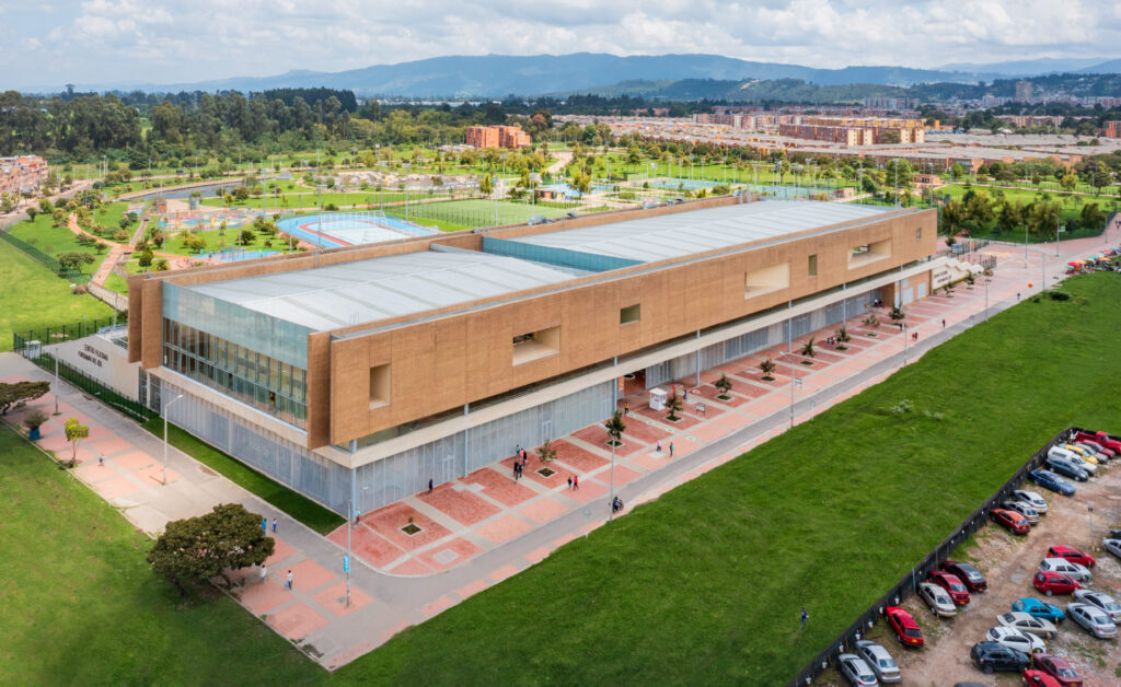 Tejas en fibra de vidrio: CEFE Fontanar del Río (Bogotá)