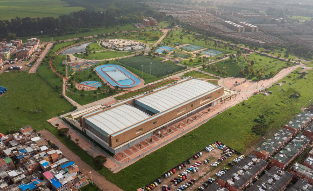 Tejas en fibra de vidrio: CEFE Fontanar del Río (Bogotá)